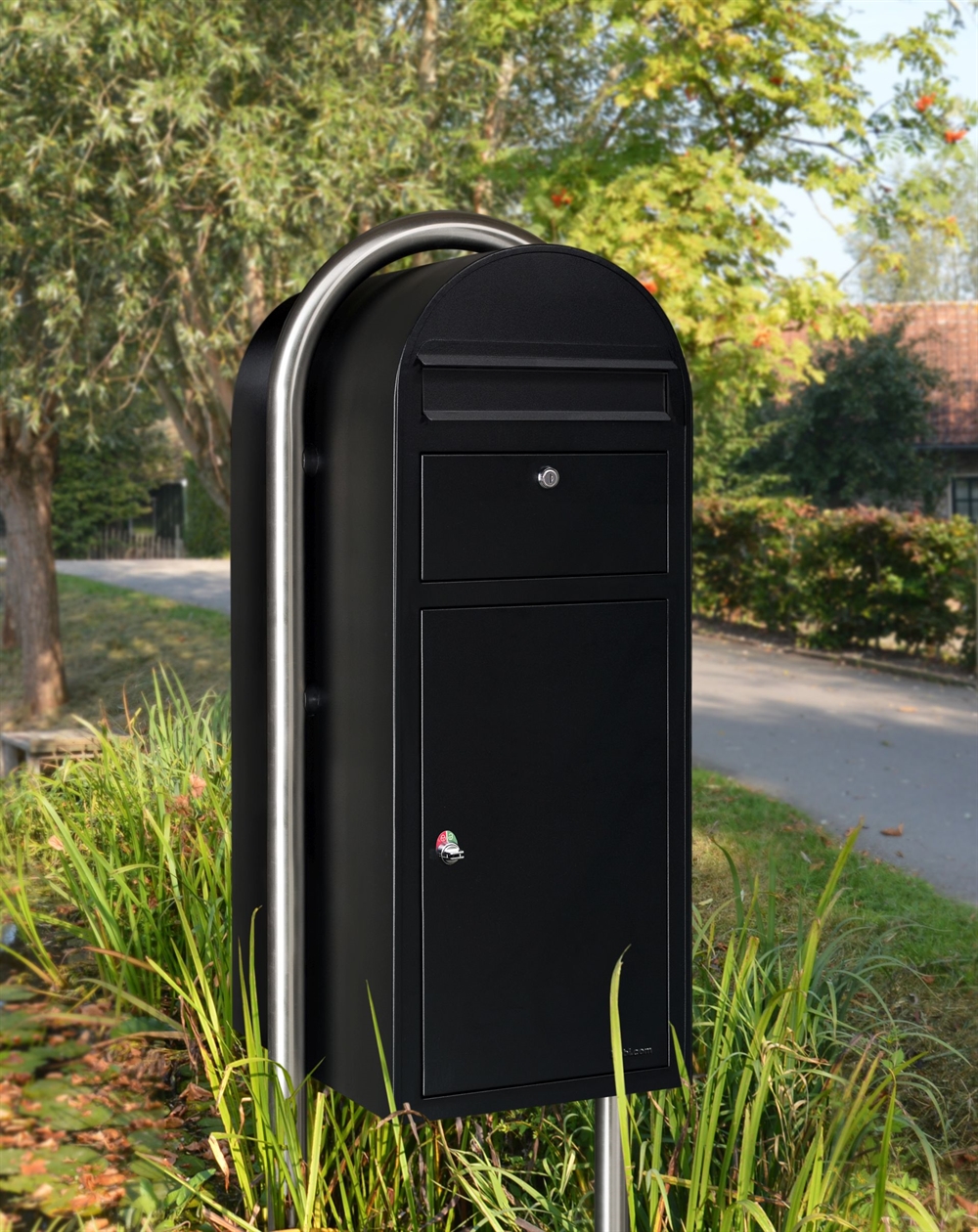 Klassisk sort pakkepostkasse - kan monteres på væg.